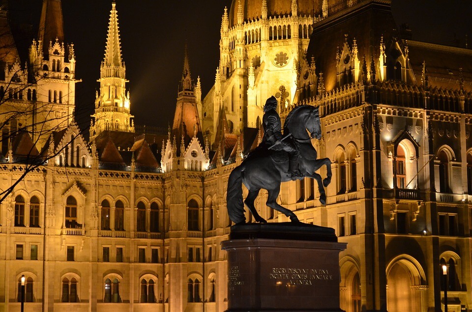 “The Dance of Light and Shadow” – Nighttime Budapest Tour - Pickup ...